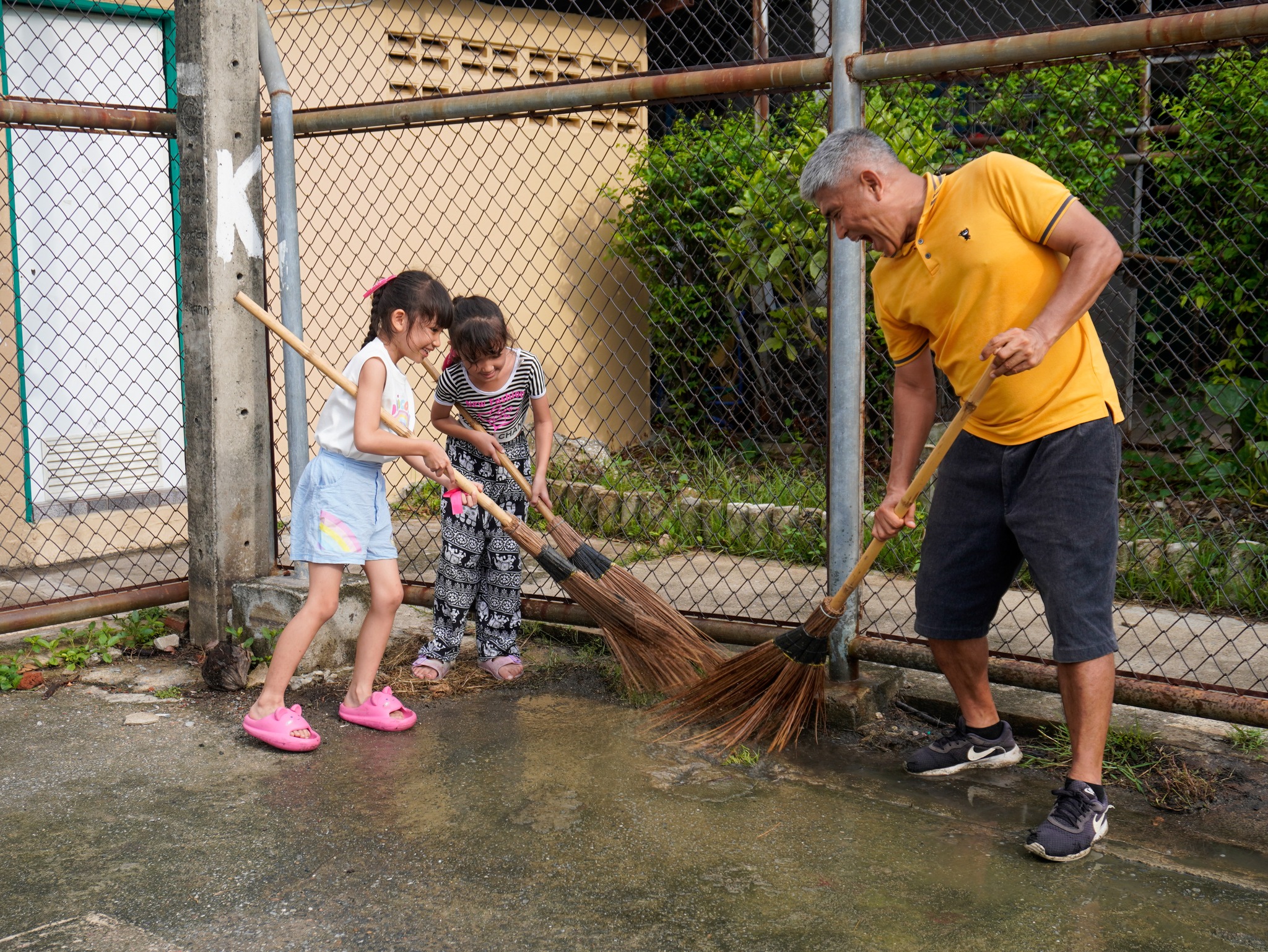Social Impact in Thailand: Volunteers with Saimai Community in Ban...