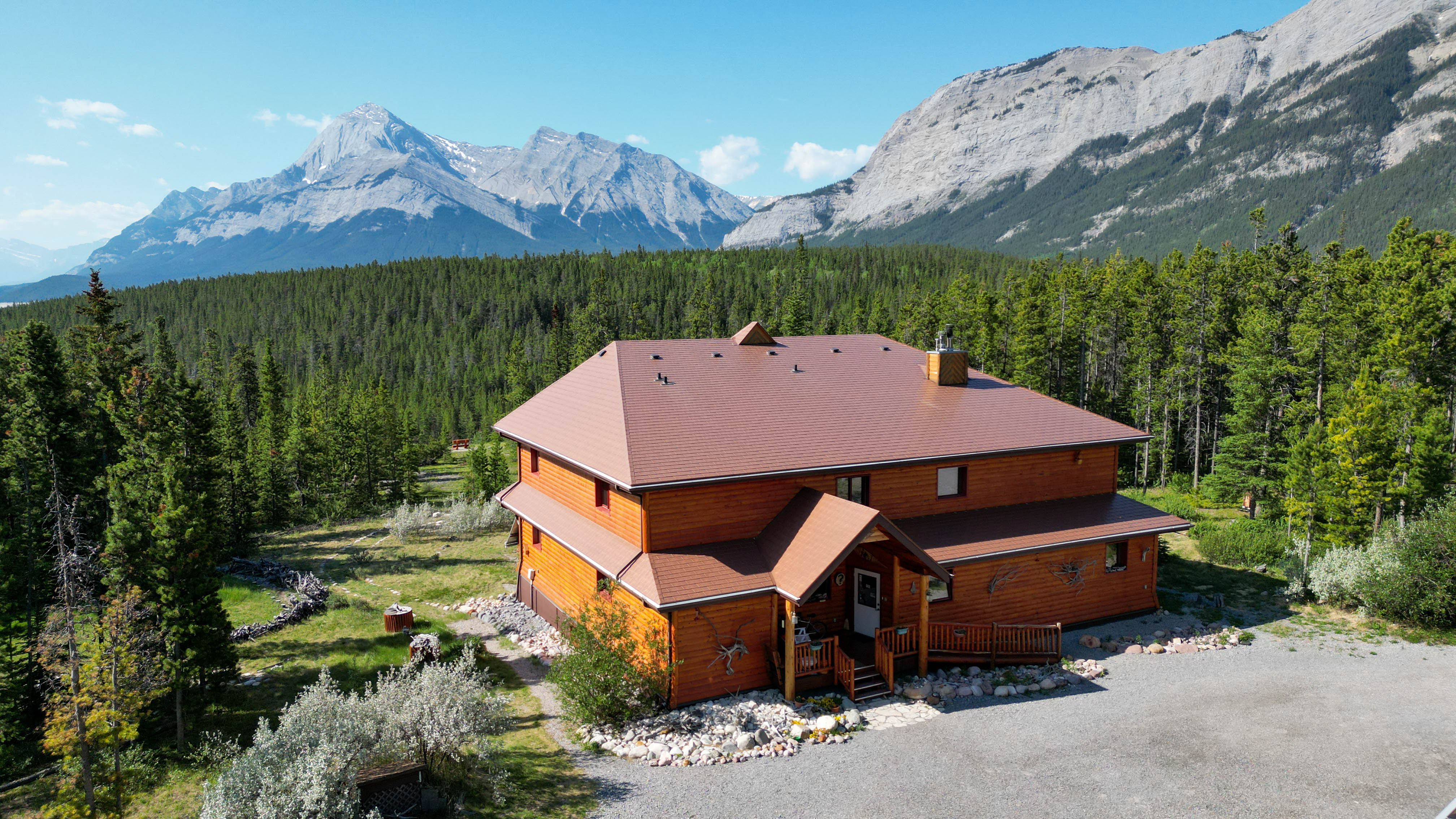 Work exchange in Canada: Restaurant Server and Bartender at a remo...