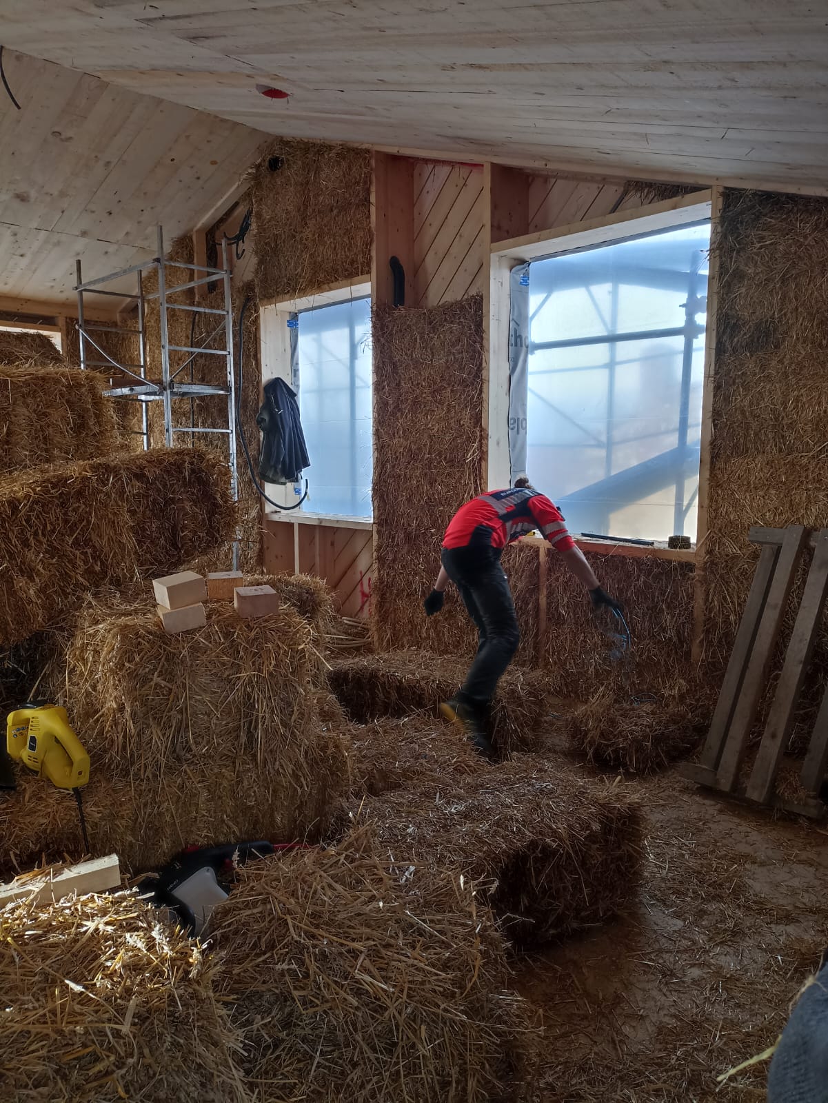 Eco Program in Italy: Help us to complete our straw-bales house!