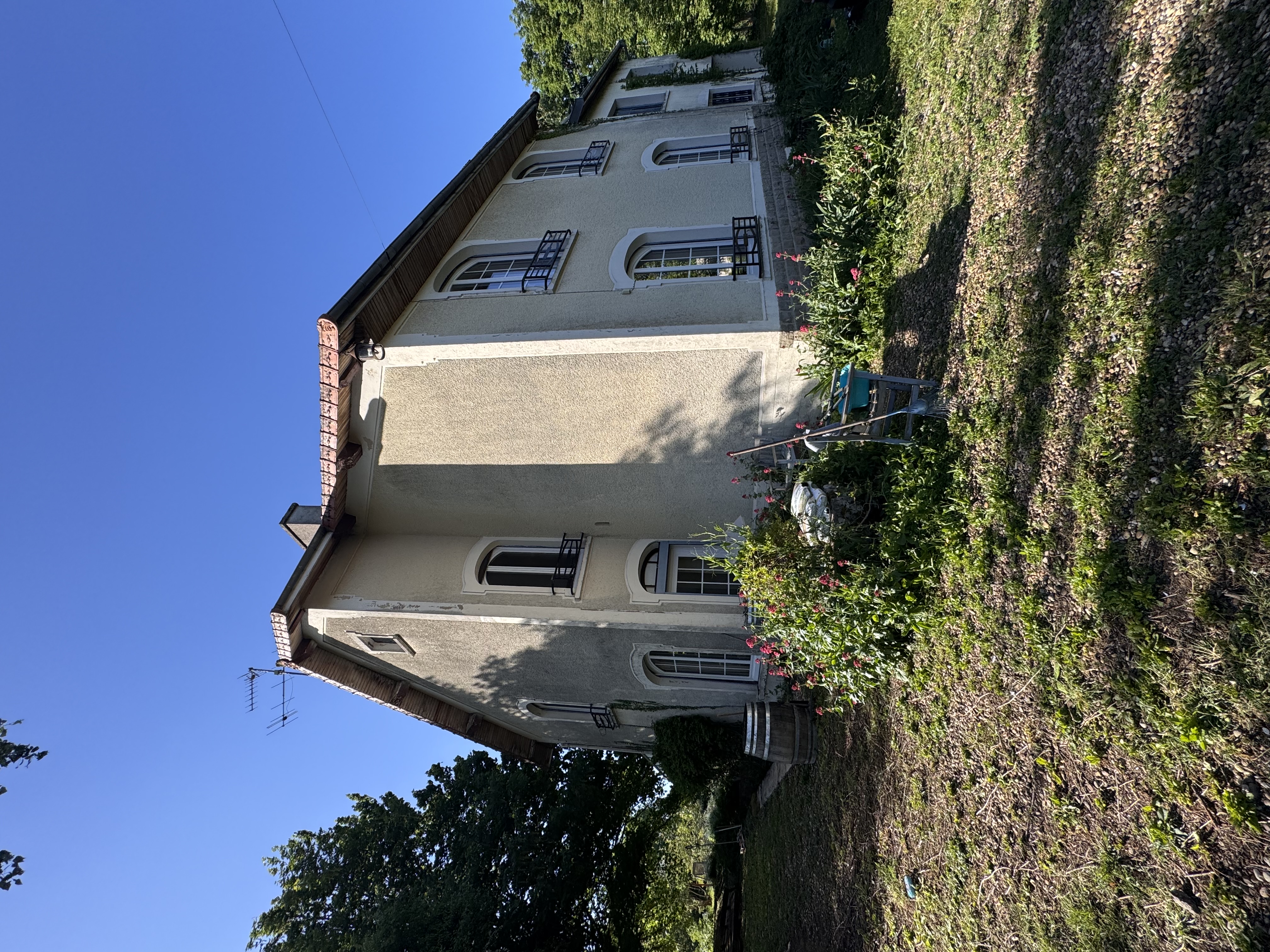 Work exchange in France: Help us to tidy our huge yard and some l...