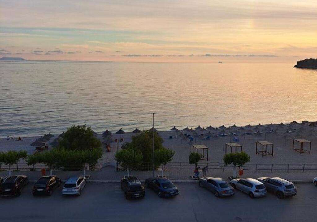 Work exchange in Albania: Serve and connect as a waitress in Himarë